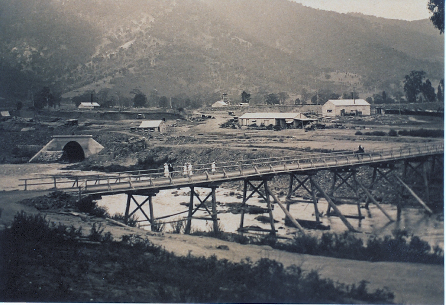 The original Eildon Weir under construction. - High Country History Hub