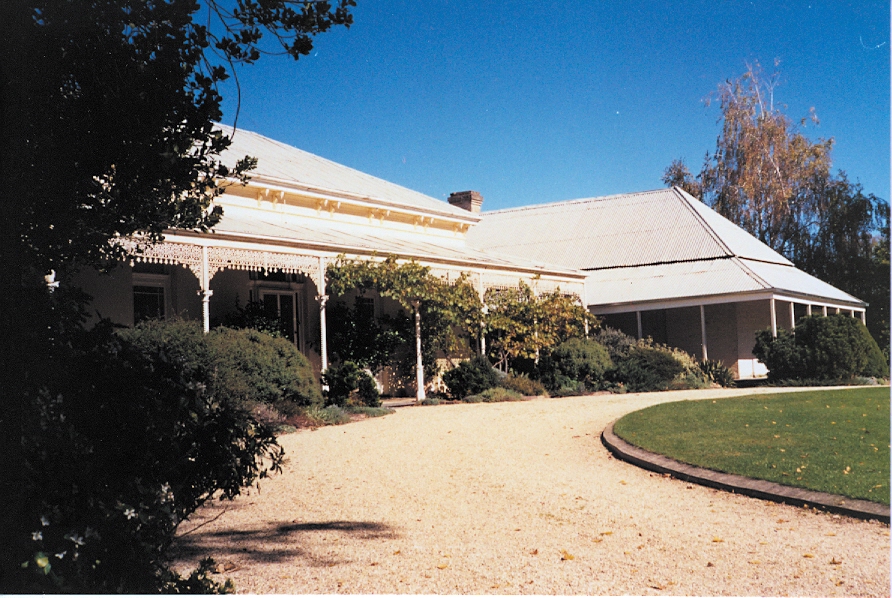 Delatite Station - Main entrance drive through the beautiful garden ...